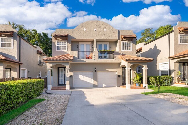 3 Bedroom 2.5 Bathroom 2 Story Townhouse a... - 2614 E Central Blvd ...