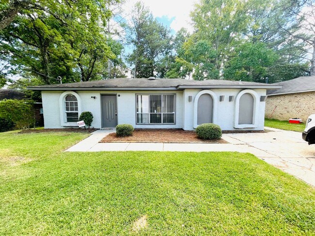 ** 3 Bed 2 Bath located in Regency Park **... - 6120 Sherburn Rd ...