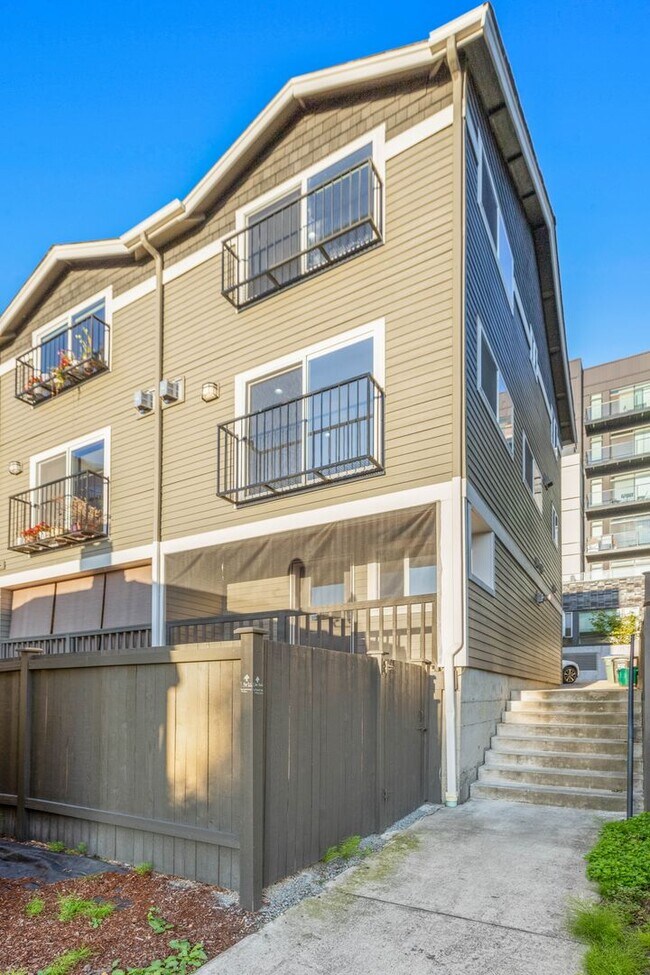 Sweet Townhouse in Famed West Seattle Alas... - 4535 41st Ave SW ...