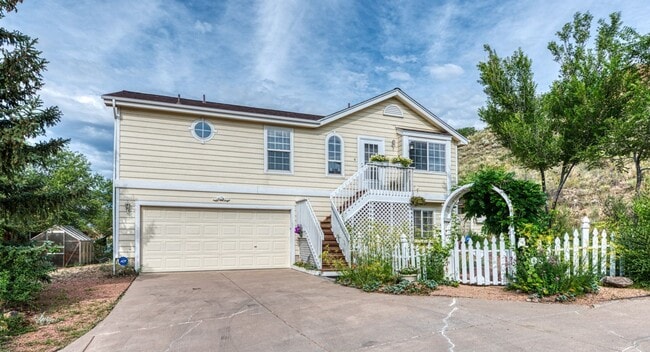 West side hidden gem with view of Pikes Pe... - 970 Mesa Valley Rd ...
