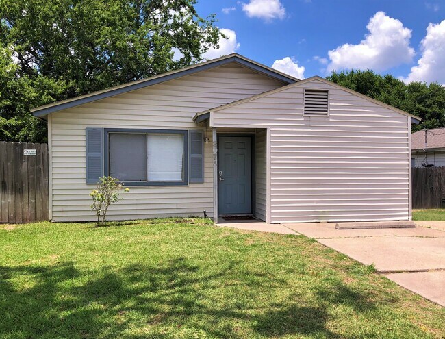 3 Bed House w/ Extra Room & Private Backyard - 307 Sterling St College ...