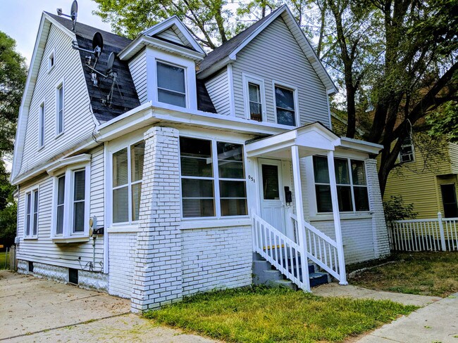 Alpine - 1051 Alpine Ave NW Grand Rapids MI 49504 | Apartment Finder