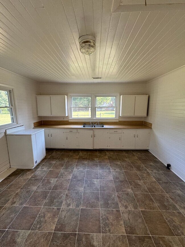 2/1 in Cleveland County, NC - close to hwy 74 - 325 Washburn Switch Rd ...