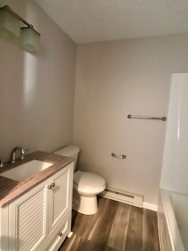 NICE 2 Bedroom, Move-In Ready! - 1441-1445 Peachtree Dr Ashland OH ...