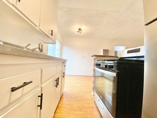 11173 Charnock Rd Los Angeles, CA 90034 - 11175 Charnock Rd Los Angeles ...