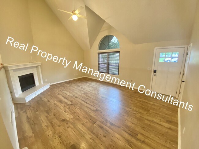 California Split-Level in Lee's Summit Sch... - 1905 Apache Ct ...